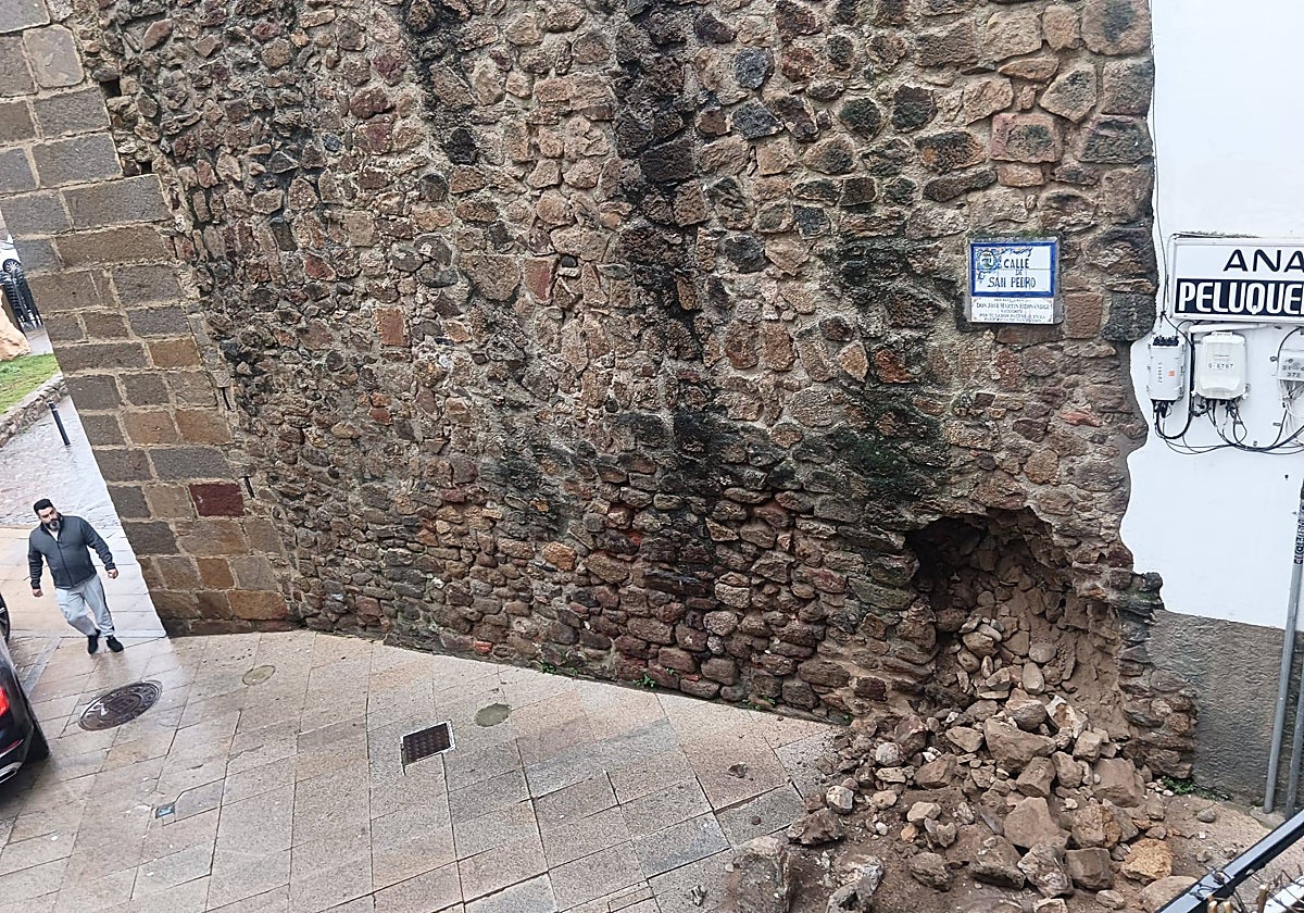 Pizarro afirma que el tramo derrumbado de la muralla de la Puerta del ...