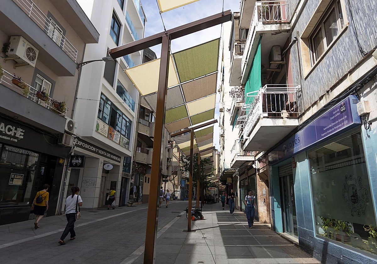 La calle cacereña Gómez Becerra estrena sus toldos para ganar sombra y ...