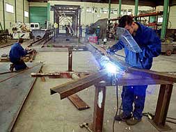 Un peón del metal en Guipúzcoa gana más que un ingeniero en Badajoz | Hoy