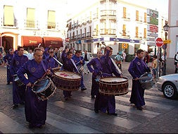 La típica 'tamborada' del Jueves Santo de Calanda ensordece las calles ...