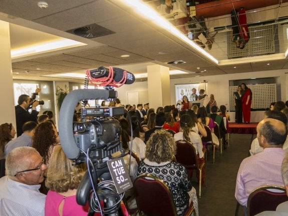 El instituto Castelar celebra una graduación retransmitida al mundo | Hoy