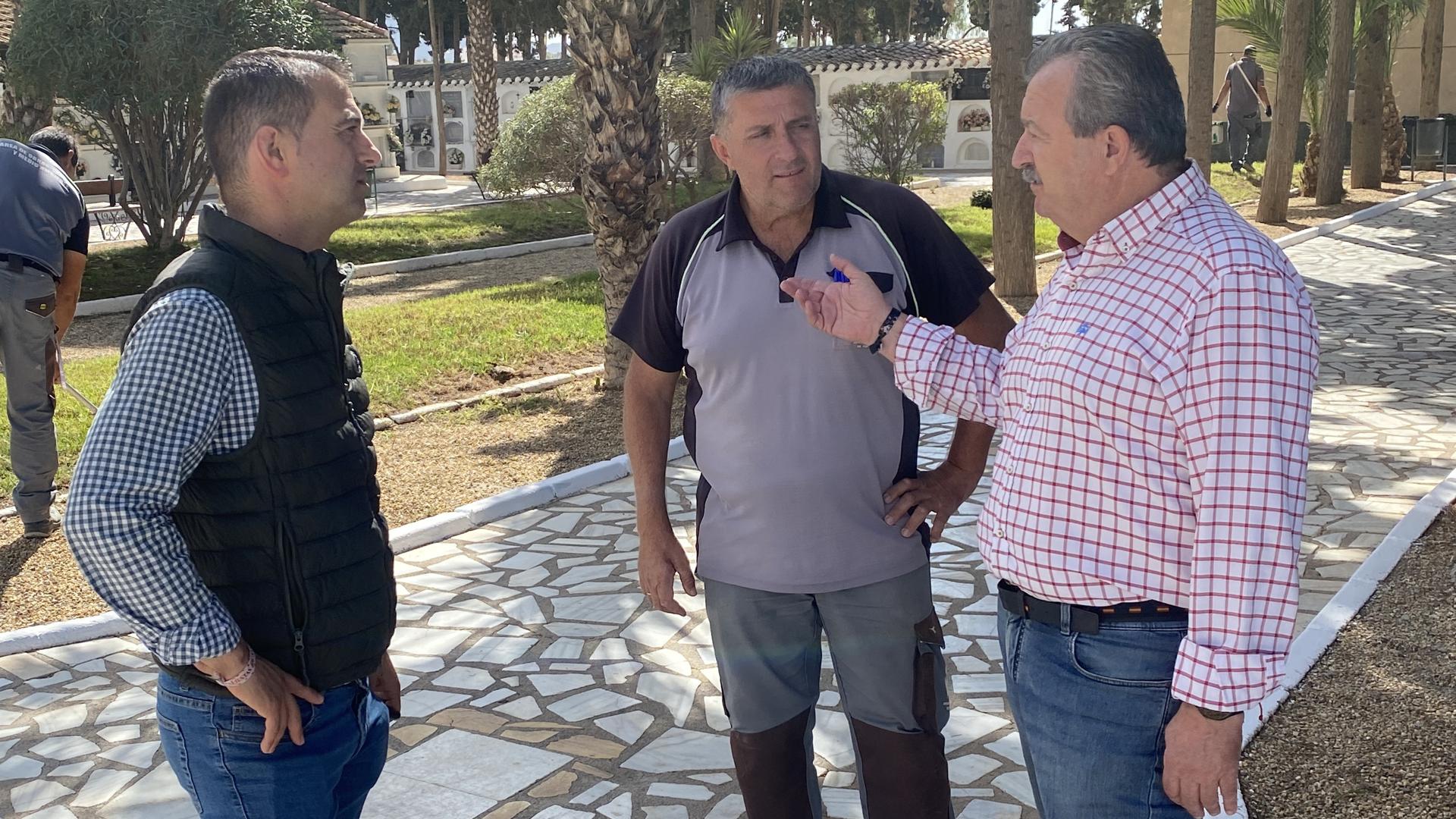 Todo preparado para el Día de Todos los Santos en el Cementerio ...