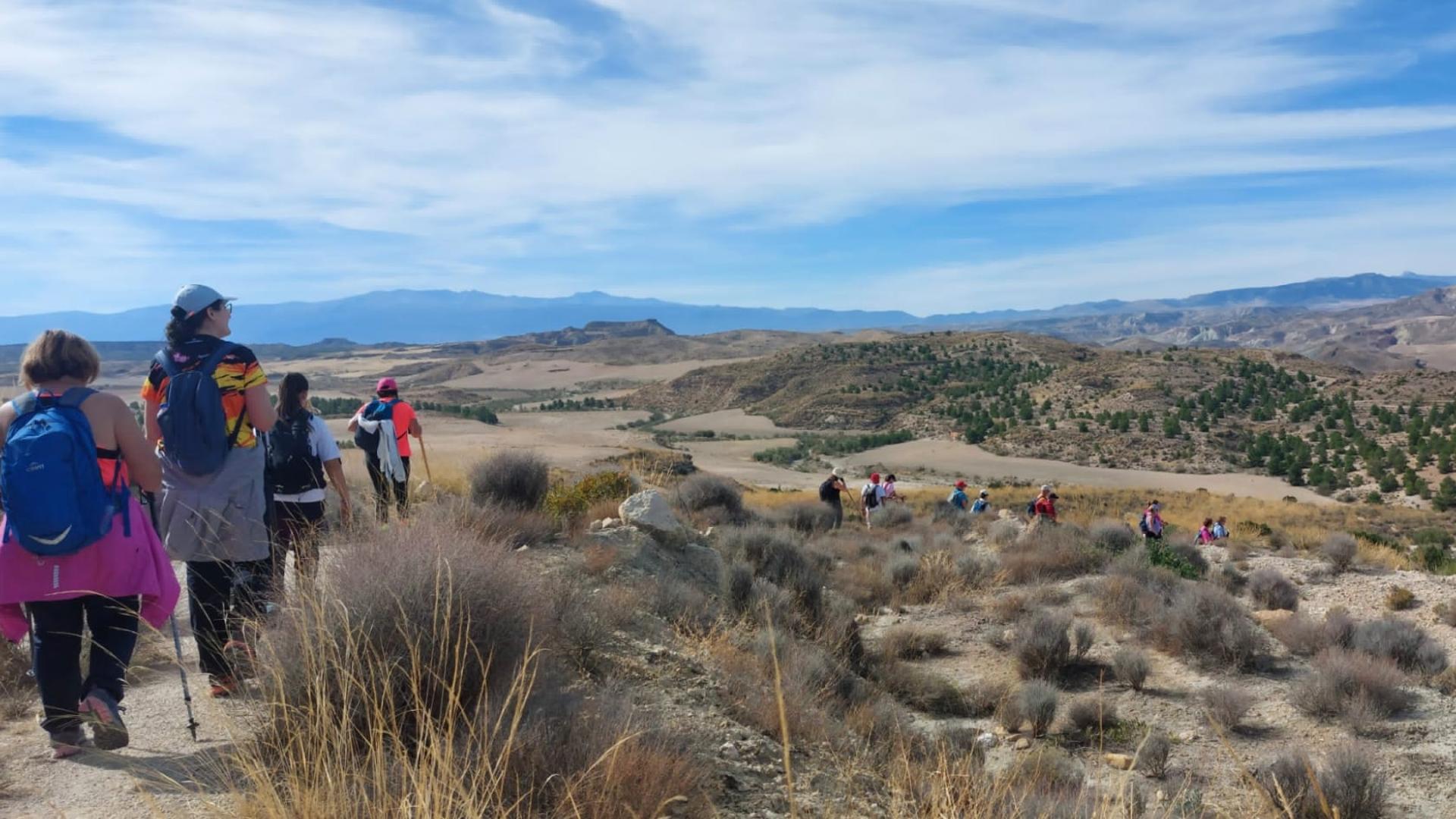 Medio centenar de vicarios visitan los dólmenes de Alicún y el sendero ...