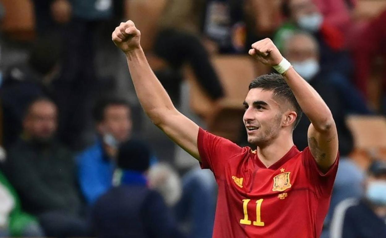 El delantero internacional Ferran Torres debutará con el FC Barcelona ...