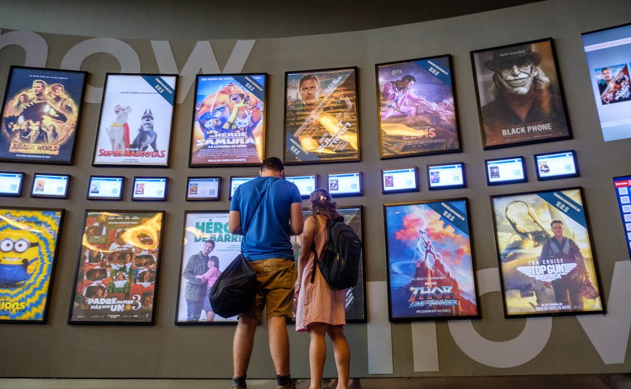 El fantasma de la pandemia continúa presente en los cines de Granada | Ideal