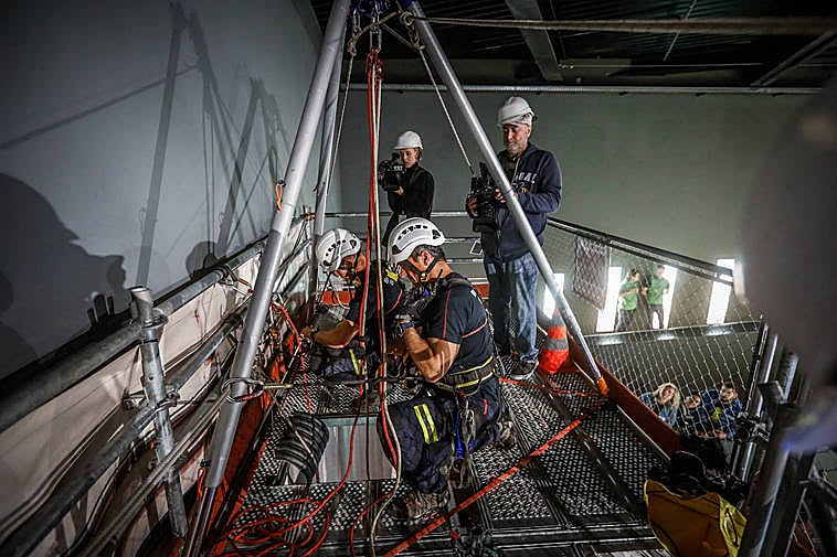 Los Bomberos simulan cómo liberar a una persona de un espacio confinado ...