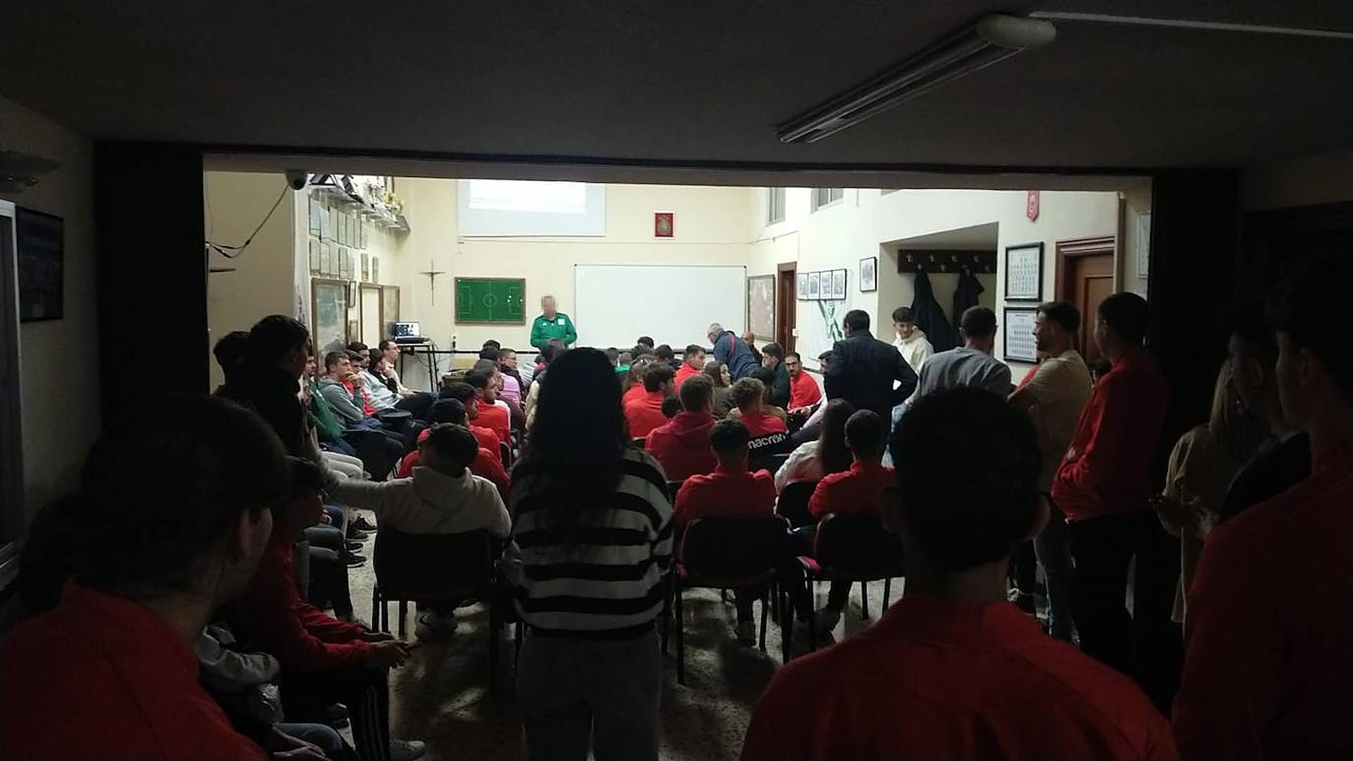 Los árbitros de Granada amenazan con una huelga en el fútbol profesional, pero al final la ...