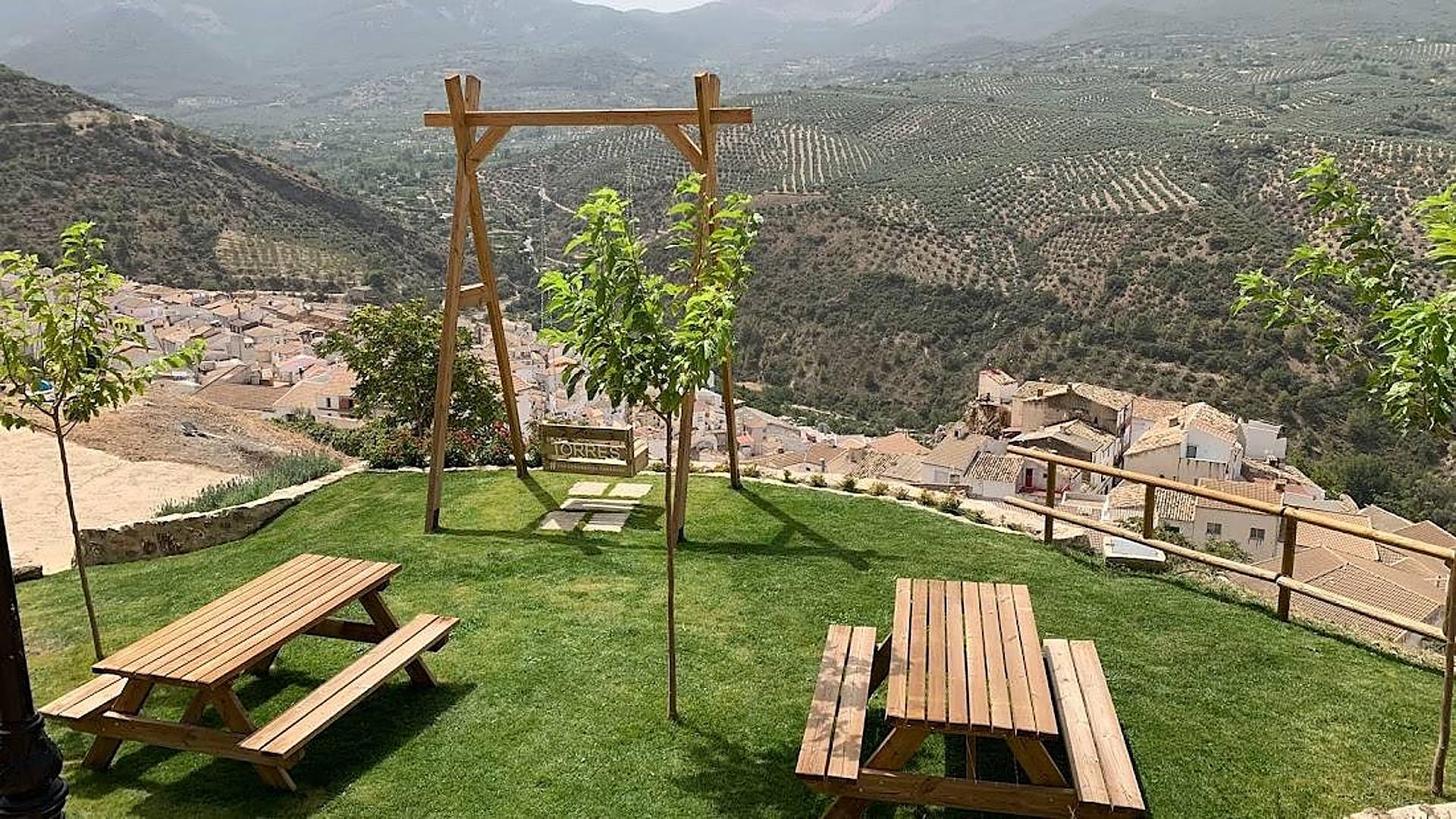 El pueblo de Torres presume del columpio más grande de la provincia | Ideal