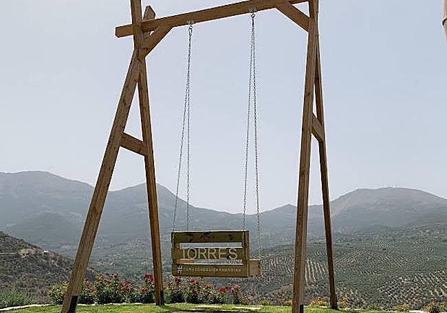 El pueblo de Torres presume del columpio más grande de la provincia | Ideal