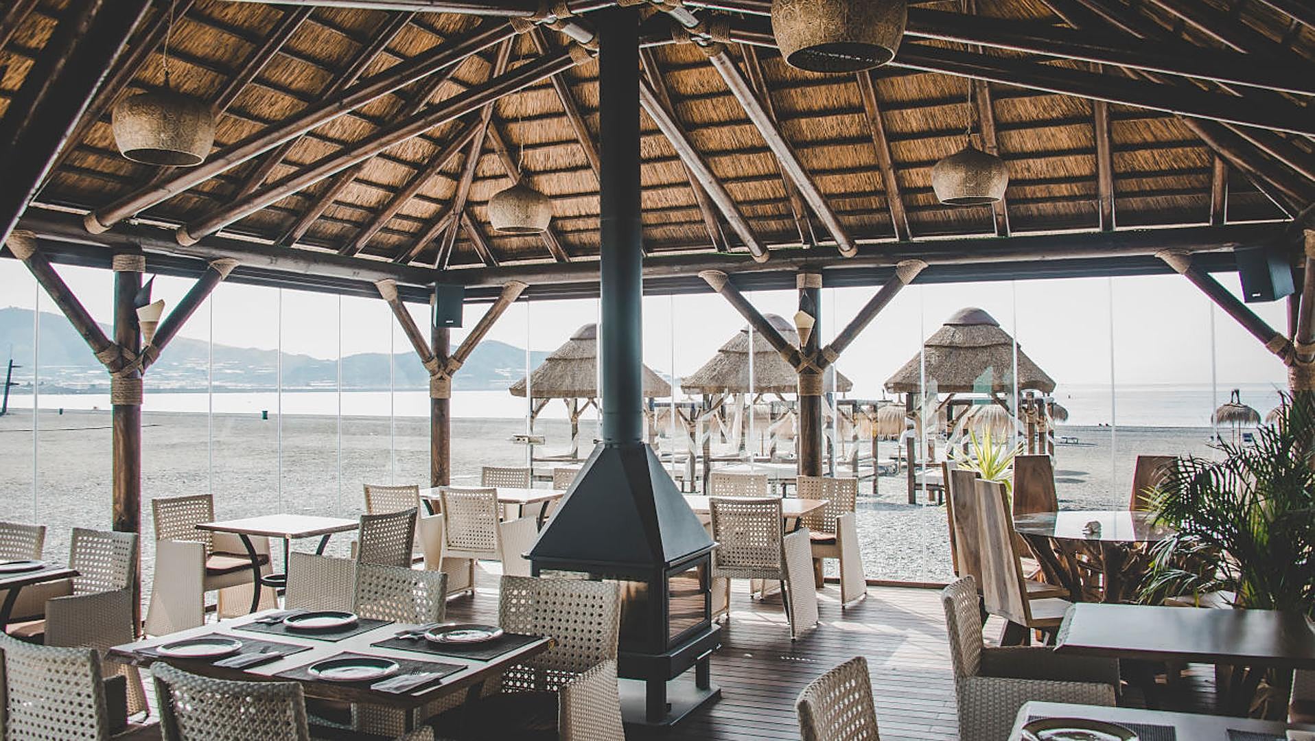 Sunahra Beach Club. Un paraíso en la Costa Tropical | Ideal