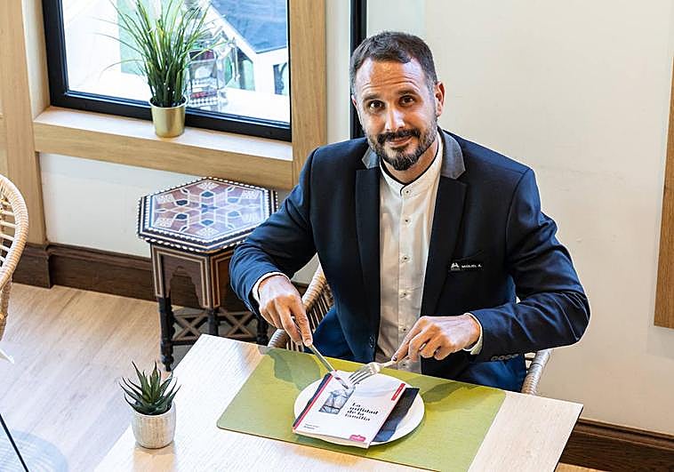 Miguel Ángel Angulo, maître del Hotel Saray y poeta | Ideal