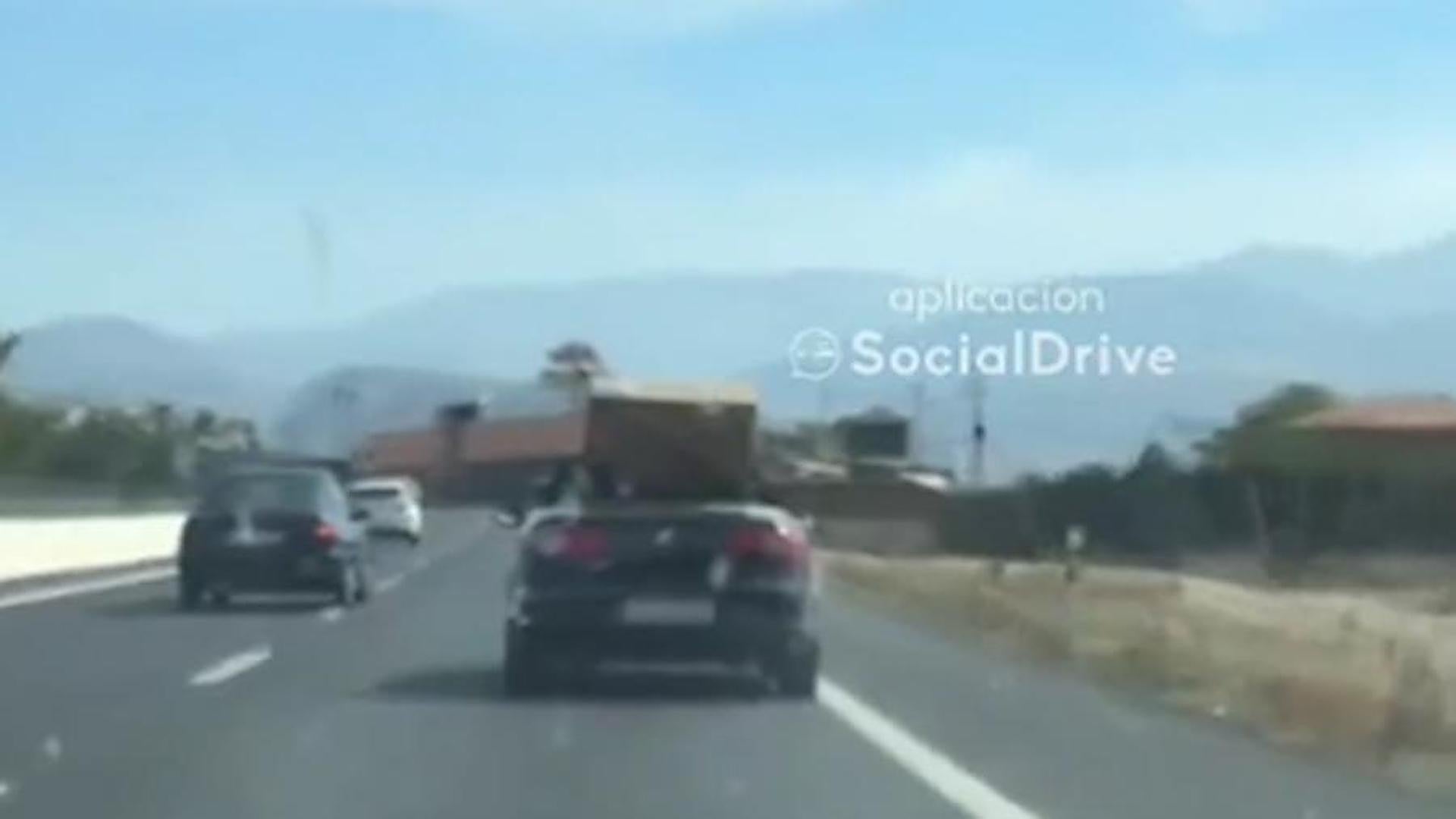 Viral en redes: El vídeo viral de un descapotable con una tele por ...