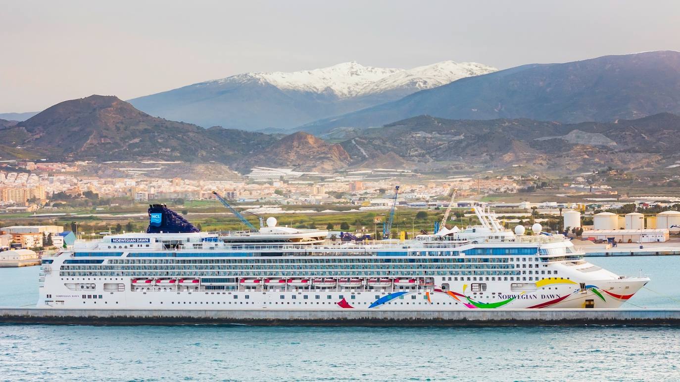 Motril arranca temporada de cruceros con un buque con 17 restaurantes y ...