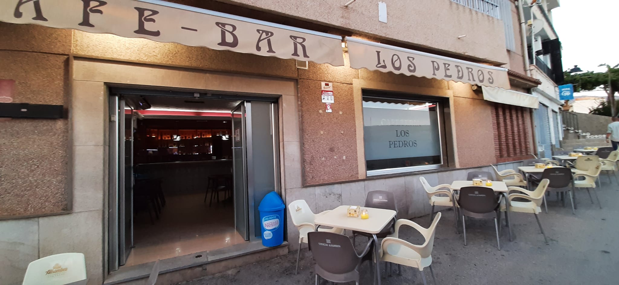El histórico bar de Granada regentado por un matrimonio: «Abrimos de 8 ...