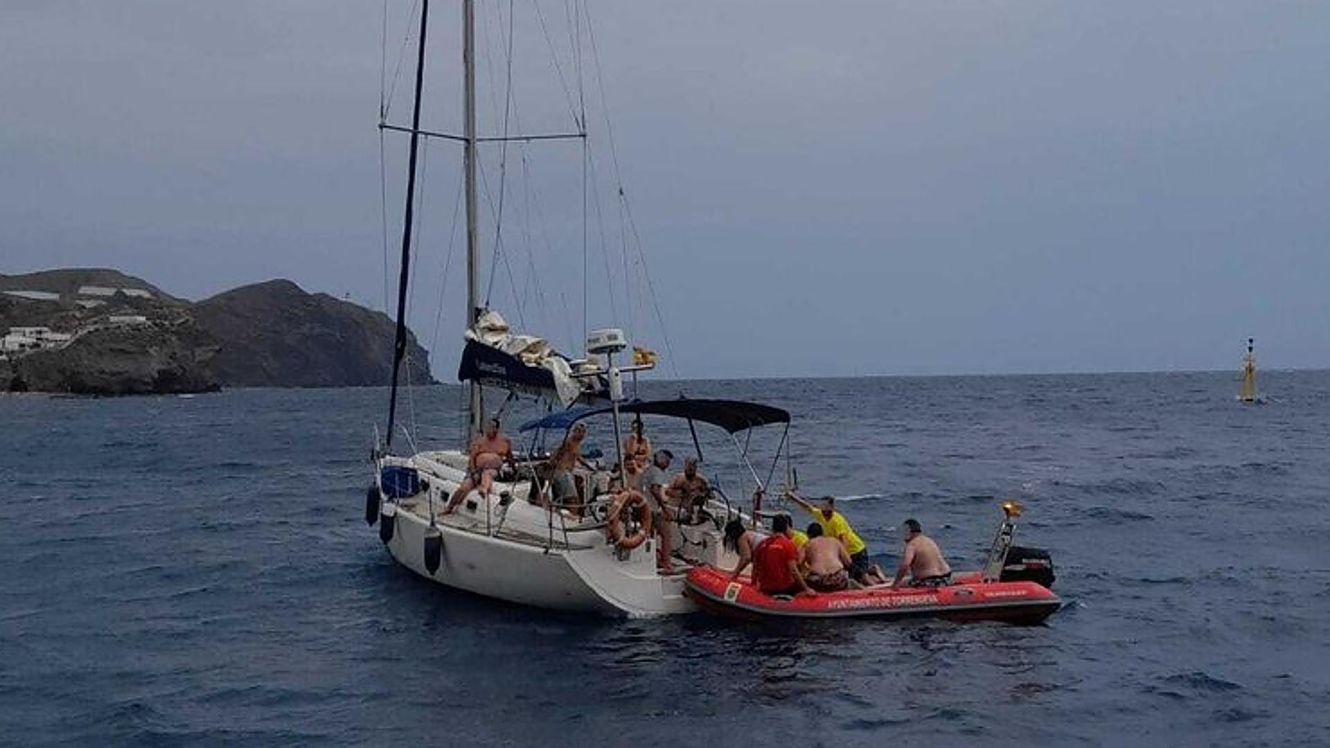Salvamento Marítimo rescata a once personas tras encallar su velero en ...