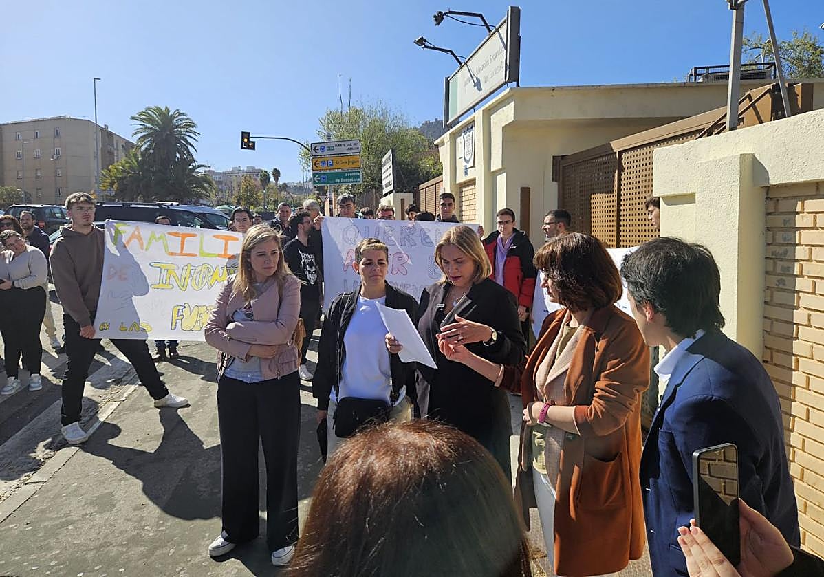 Protesta contra el traslado de un ciclo de Informática del IES Las ...