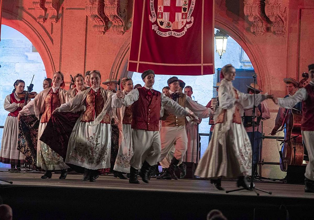 La Plaza Vieja, una ventana al mundo con el Festival de Folclore | Ideal