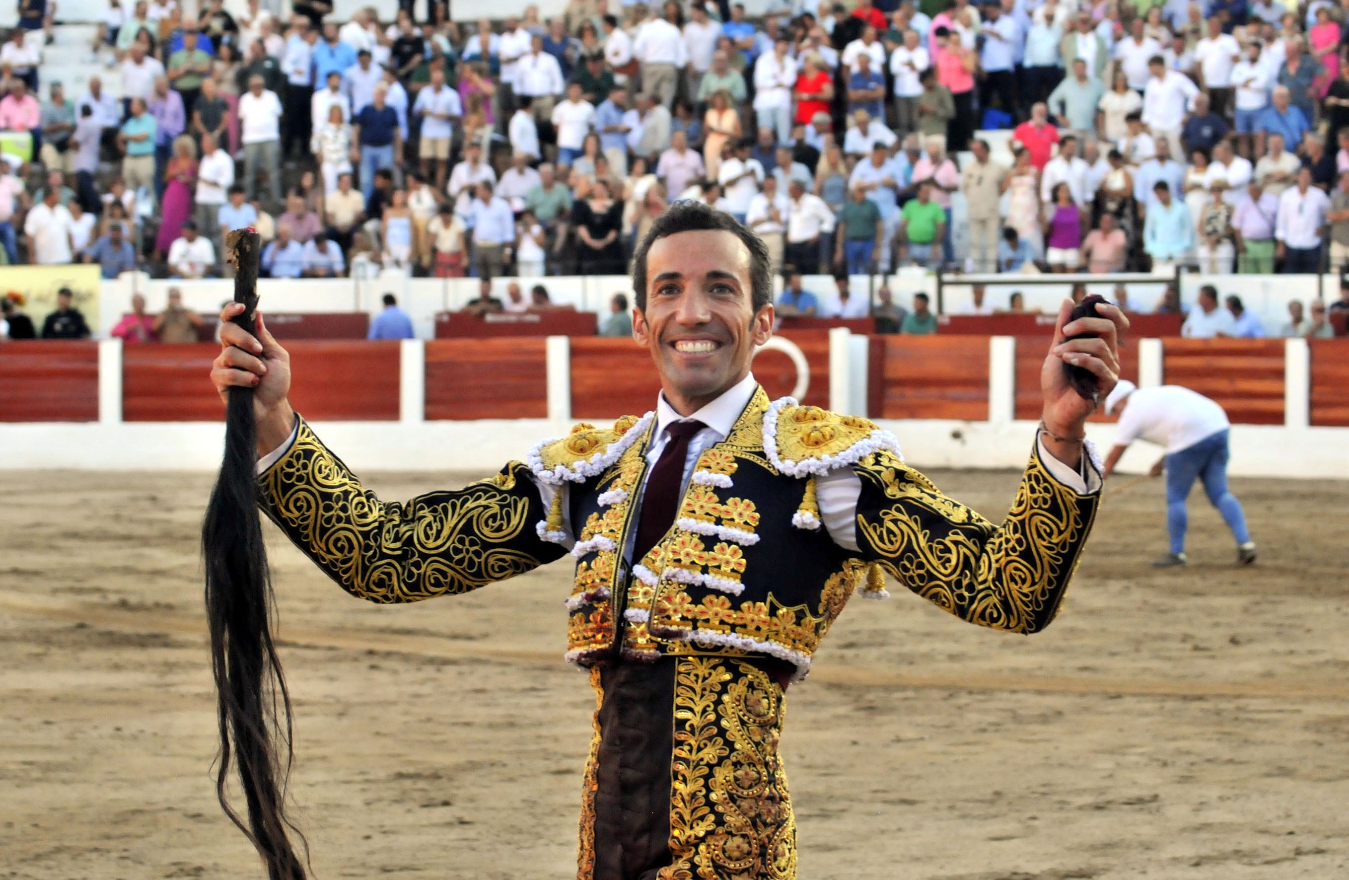 David de Miranda entra en la historia de Linares con un faenón ...