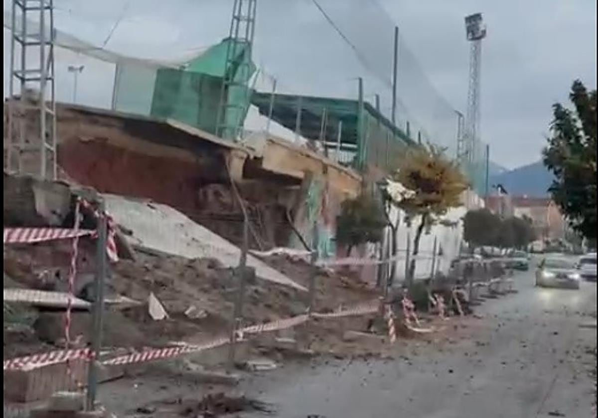 Parte del campo de fútbol de Húetor Vega se viene abajo tras ...