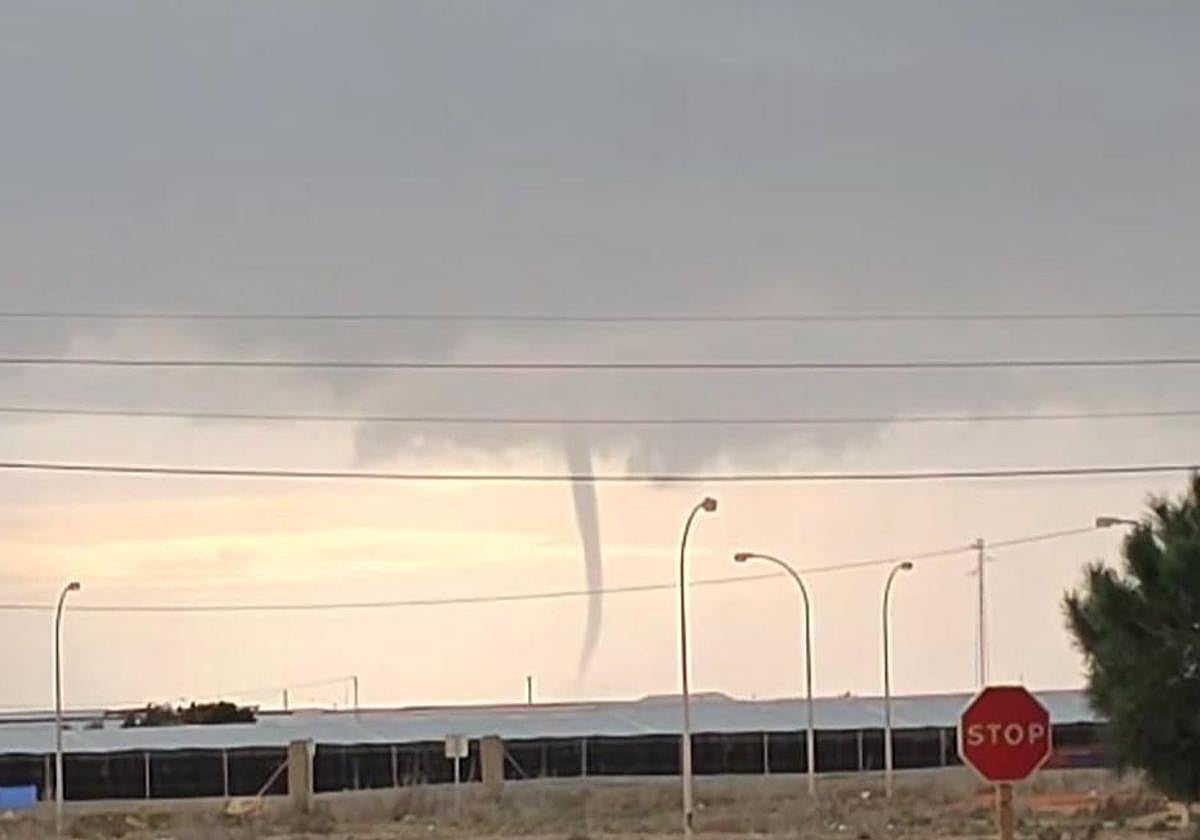 Captan una impresionante manga marina en El Ejido y Cabo de Gata | Ideal