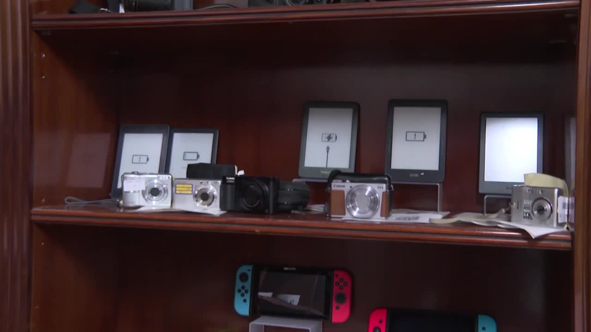 Salen a subasta 550 dispositivos electrónicos de la Oficina de Objetos ...