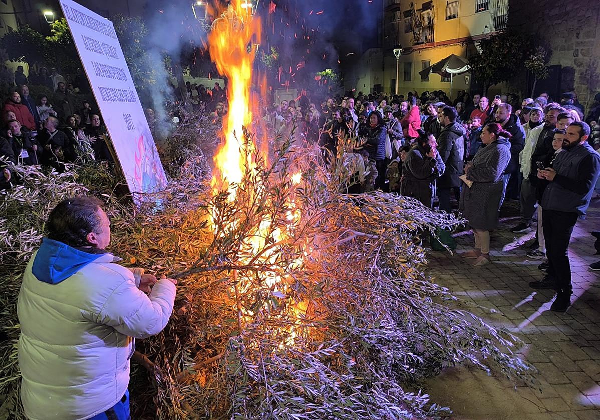 La lumbre de San Antón arde en el corazón de Jaén | Ideal