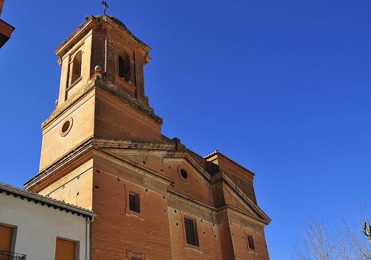 La imponente ermita de un pueblo granadino que espera su segunda torre ...