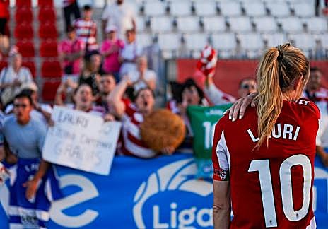 Homenaje de la afición del Granada CF: Un baño de masas sin igual para ...