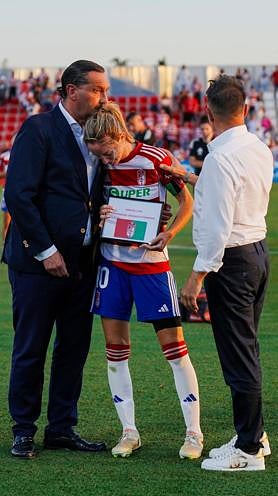 Homenaje de la afición del Granada CF: Un baño de masas sin igual para ...