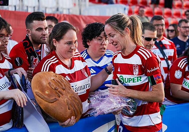 Homenaje de la afición del Granada CF: Un baño de masas sin igual para ...