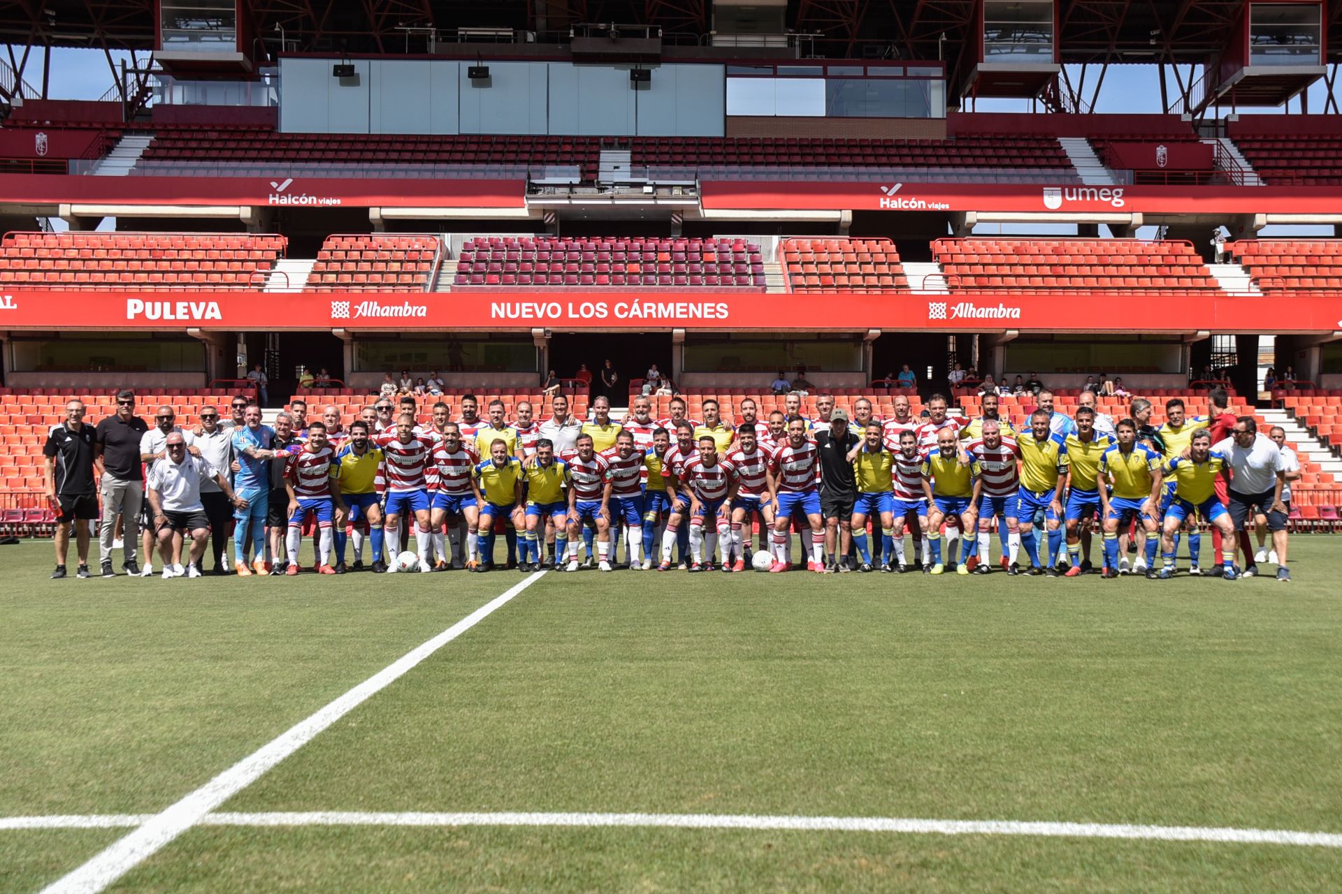 Veteranos del Granada CF y del Cádiz CF rinden homenaje a la memoria de ...