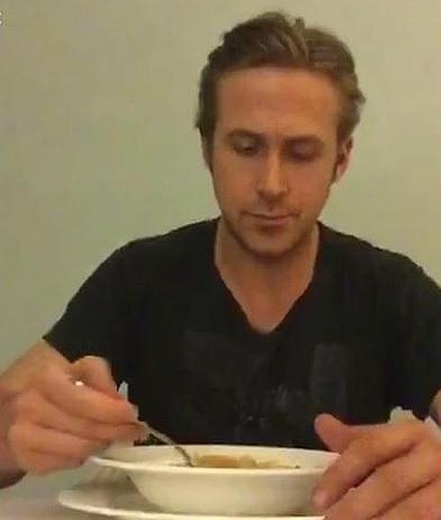Ryan Gosling come sus cereales en homenaje al creador del meme, que ha ...