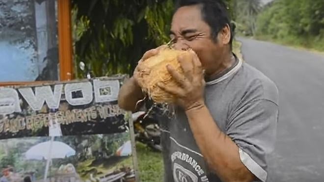 Cómo pelar un coco en 10 segundos | Ideal