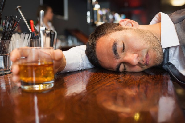 ¿Por qué se vomita tras una borrachera? Los riesgos para el cuerpo | Ideal