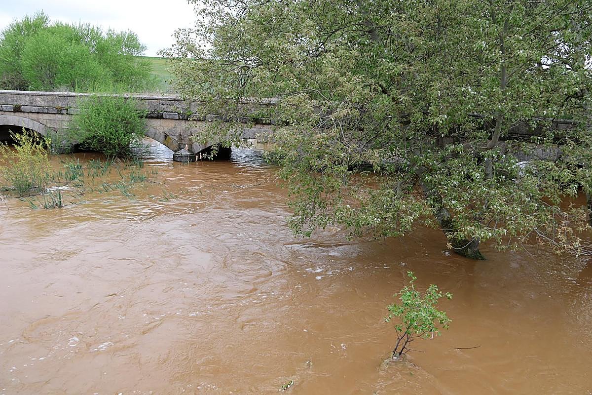 Las espectaculares imágenes del desbordamiento del río Almar cerca de ...