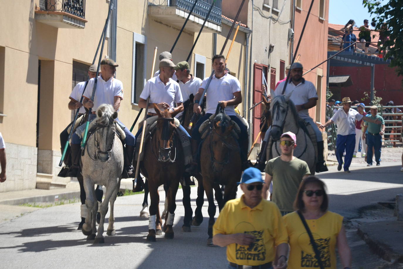 Vibrante y raudo paso de Valdefresno por las calles de Hinojosa | La ...