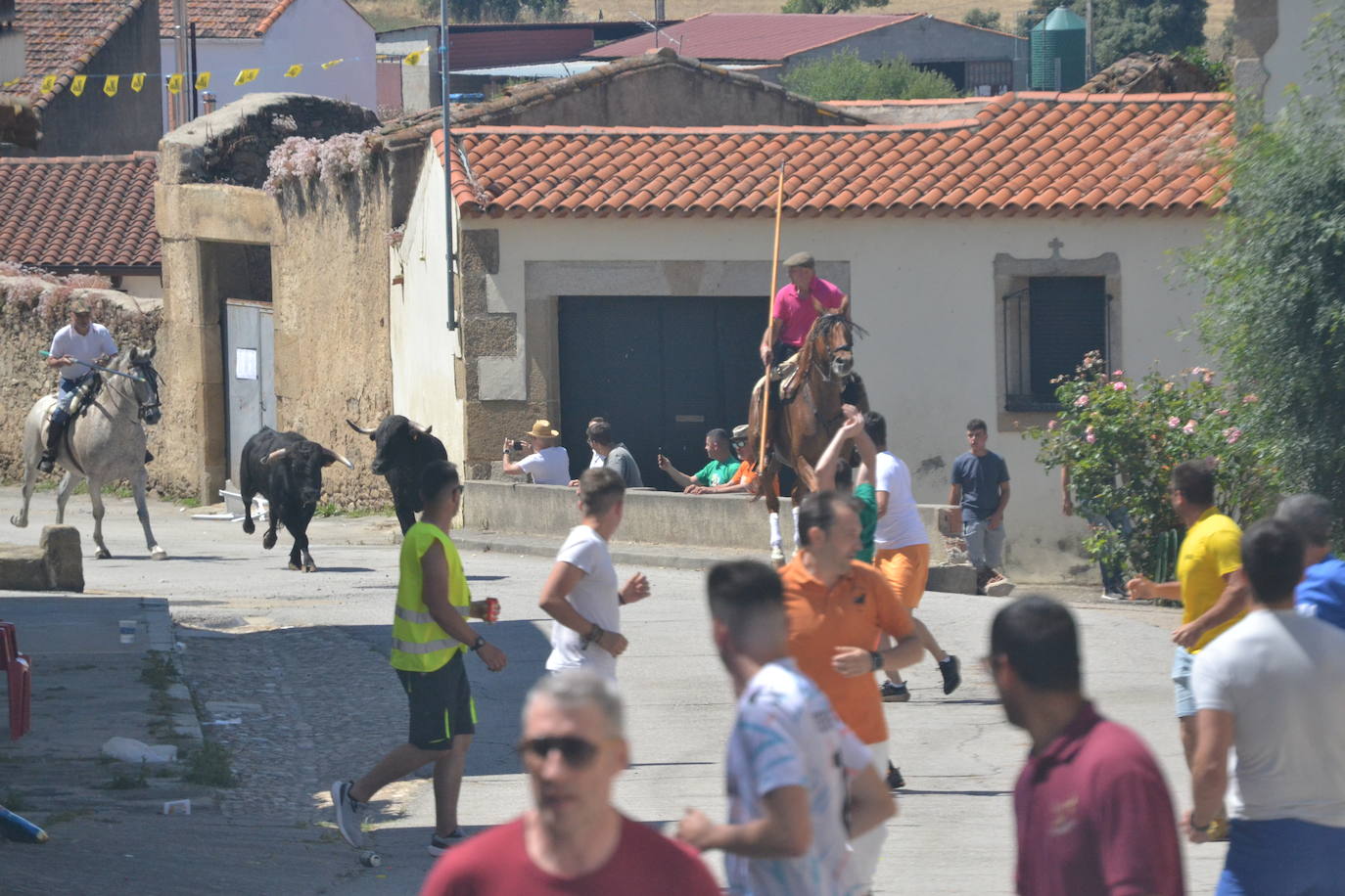 Vibrante y raudo paso de Valdefresno por las calles de Hinojosa | La ...