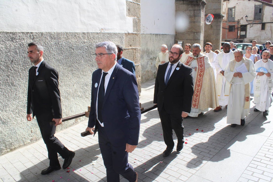 Multitudinaria recepción de los restos de la venerable Aurora Calvo en ...