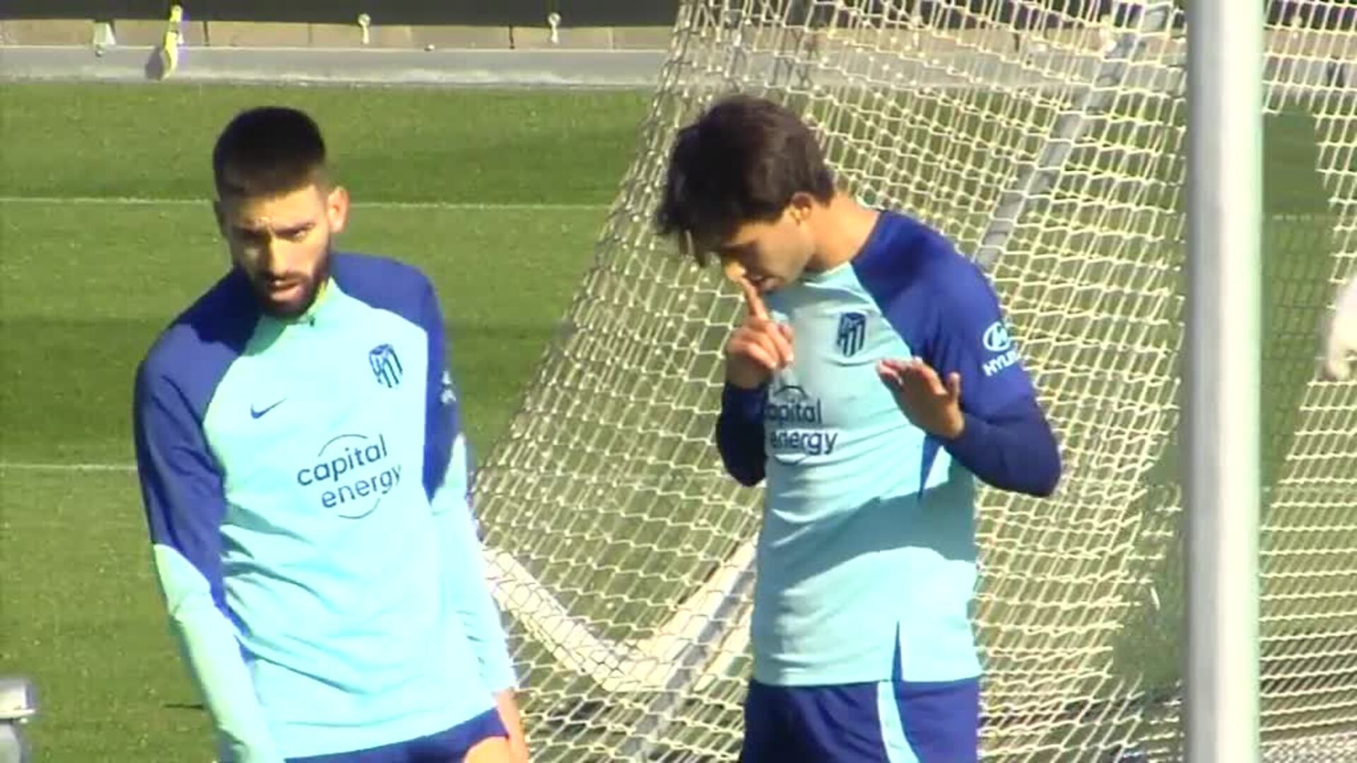 Joao Félix marca un gol en el entrenamiento y hace el gesto de mandar ...