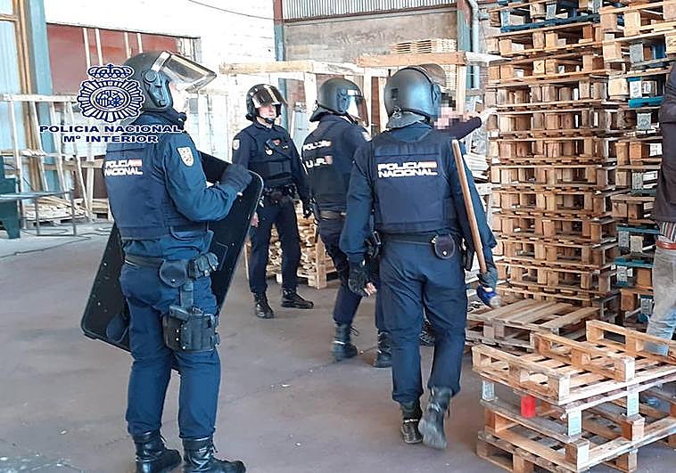 Dos detenidos por explotar laboralmente a seis personas que vivían en ...