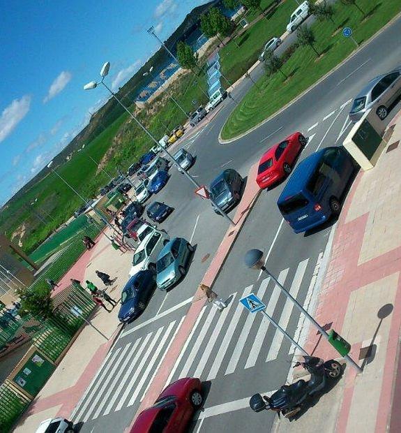 Doble fila en el carril de una rotonda | La Rioja