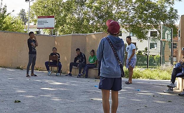 Qué son los 'menas': el significado y su trato en España | Las Provincias