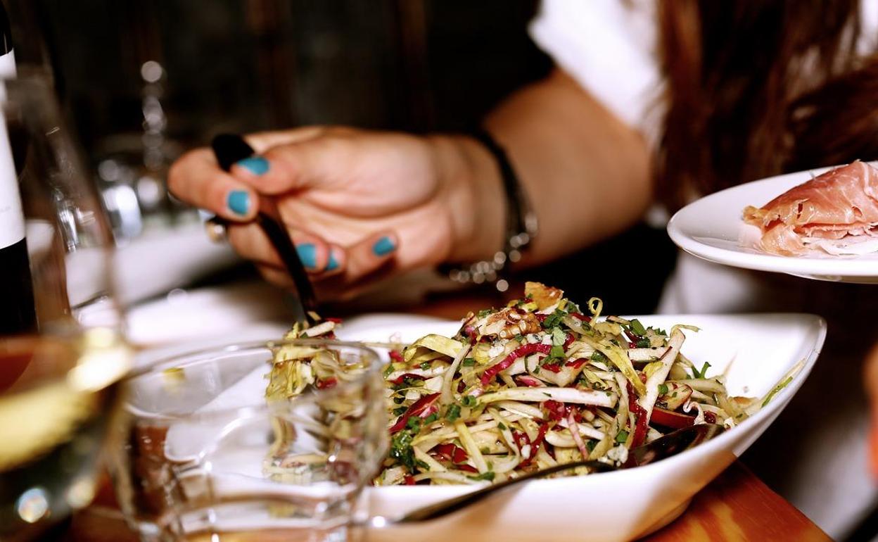 Cenar en un restaurante puede aumentar potencialmente el riesgo de ...