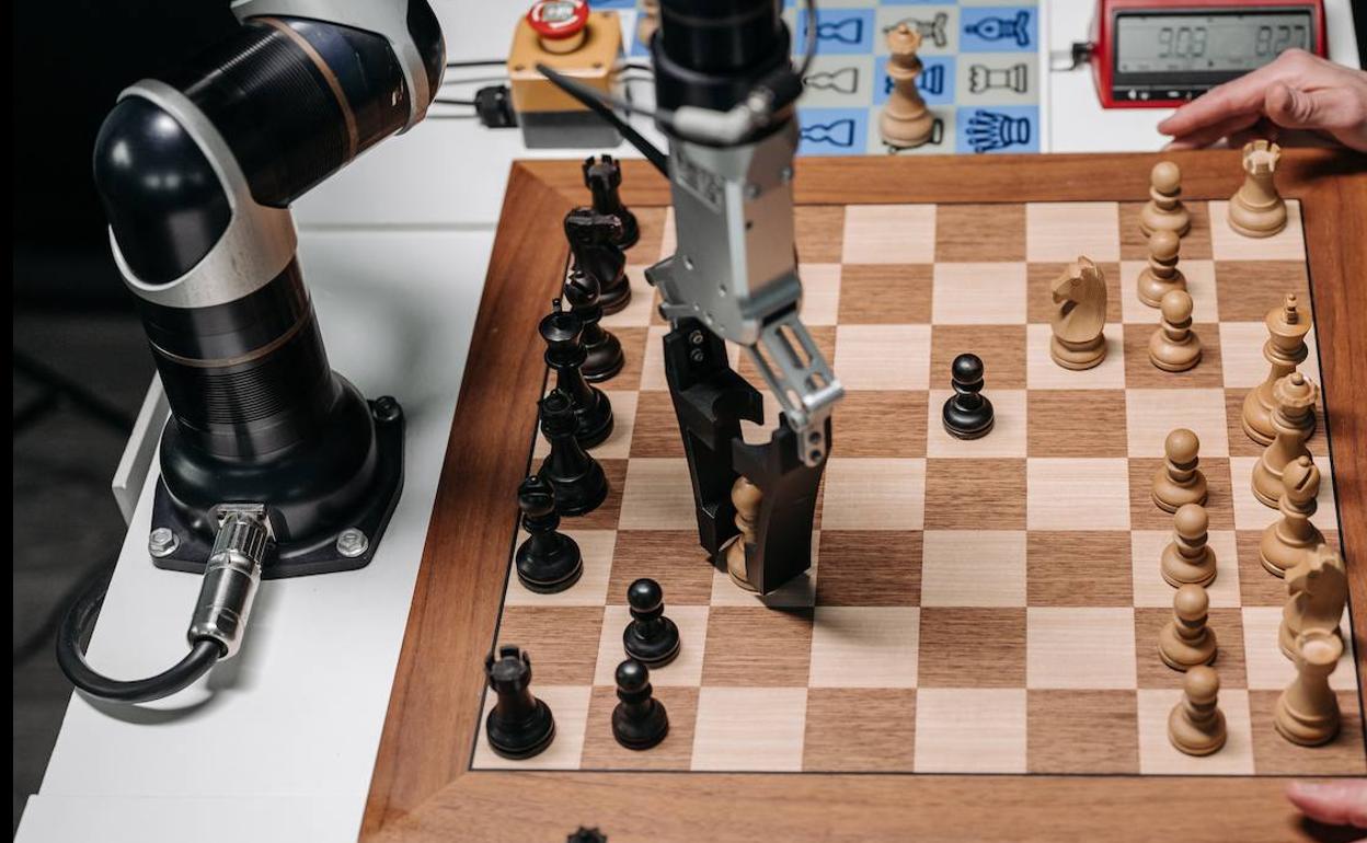 Robot de ajedrez en Rusia | Un robot le parte el dedo a un niño durante ...