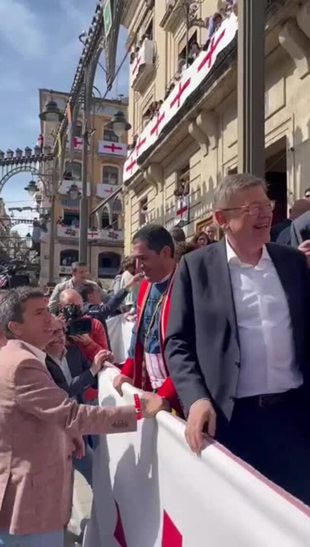 El desplante de Ximo Puig a Carlos Mazón en los Moros y Cristianos de Alcoy | Las Provincias
