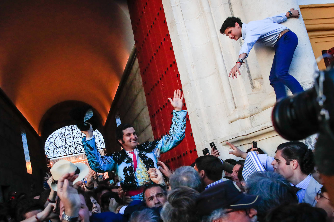 Morante de la Puebla hace historia en Sevilla al cortar un rabo después de 52 años | Las Provincias