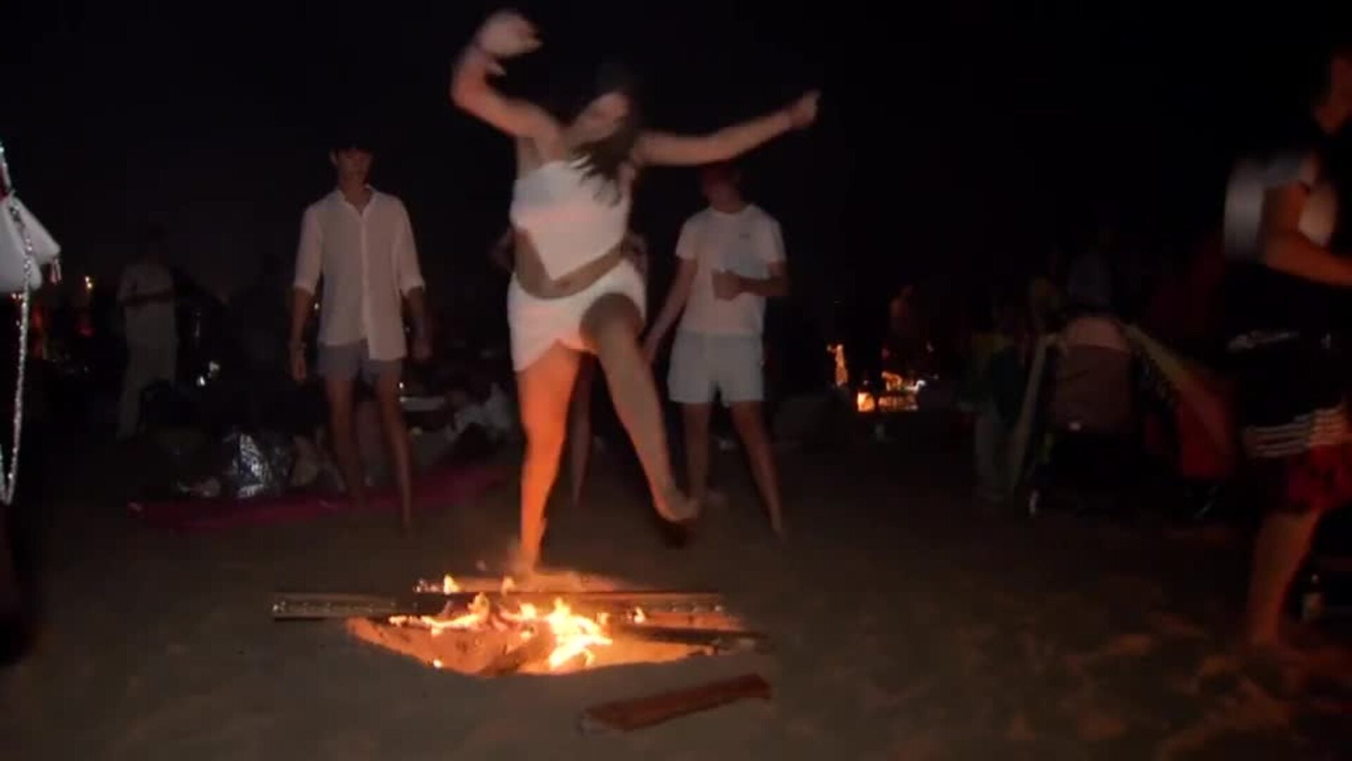 Hogueras y mucha fiesta en las playas por la Noche de San Juan | Las Provincias