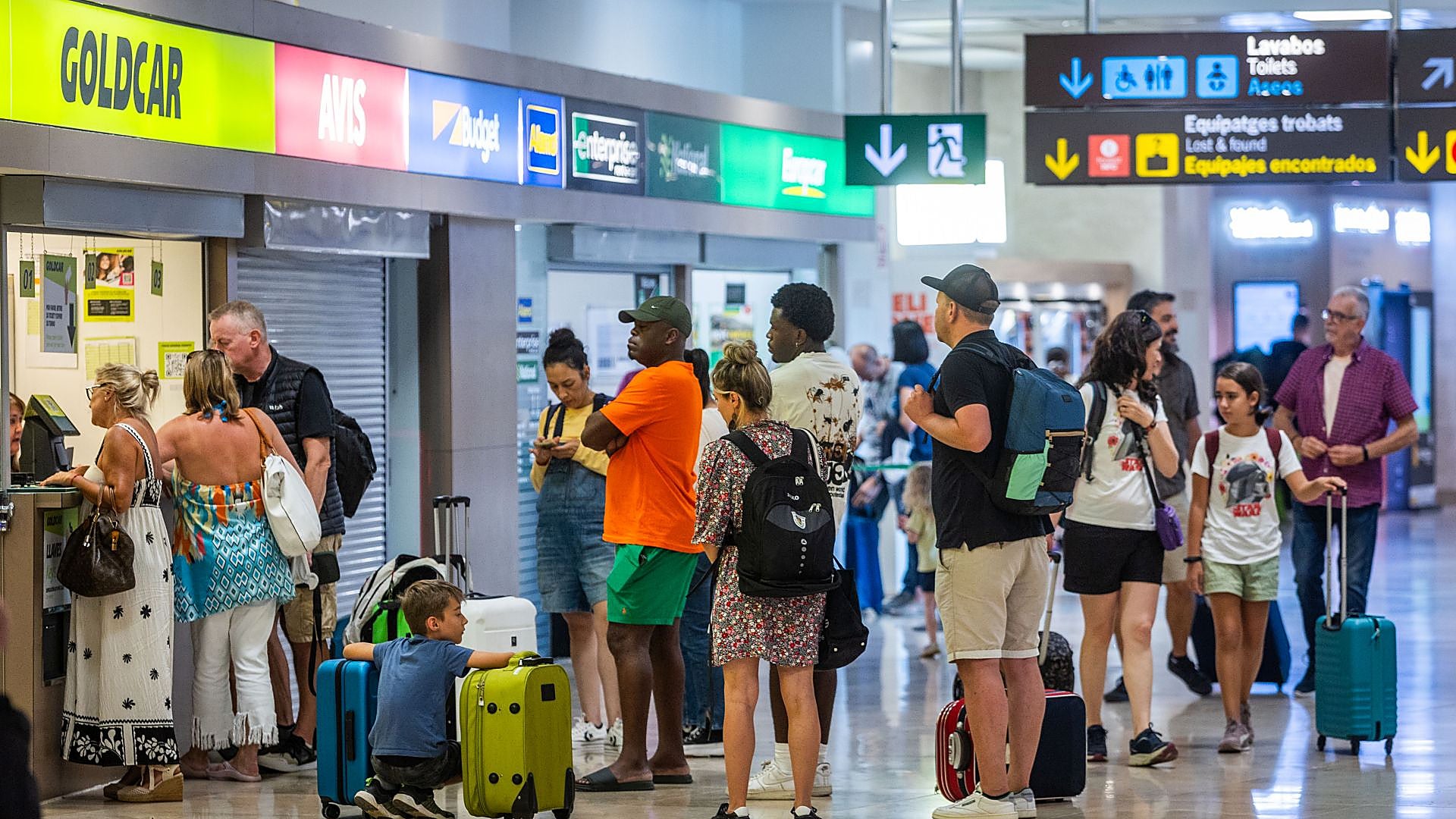 Aeropuerto de Manises | Treinta vuelos desviados y 49 cancelados ...