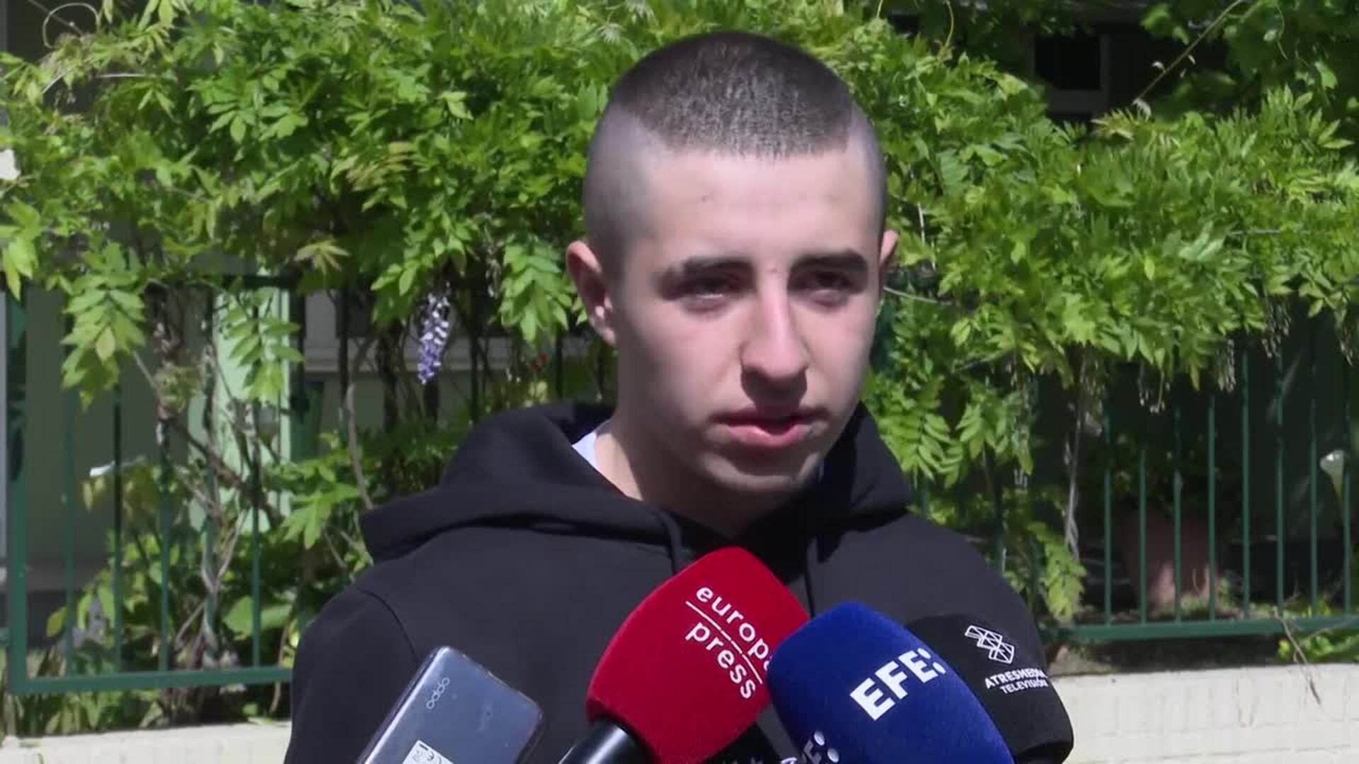 Jóvenes se rapan la cabeza para apoyar a un amigo enfermo de cáncer ...