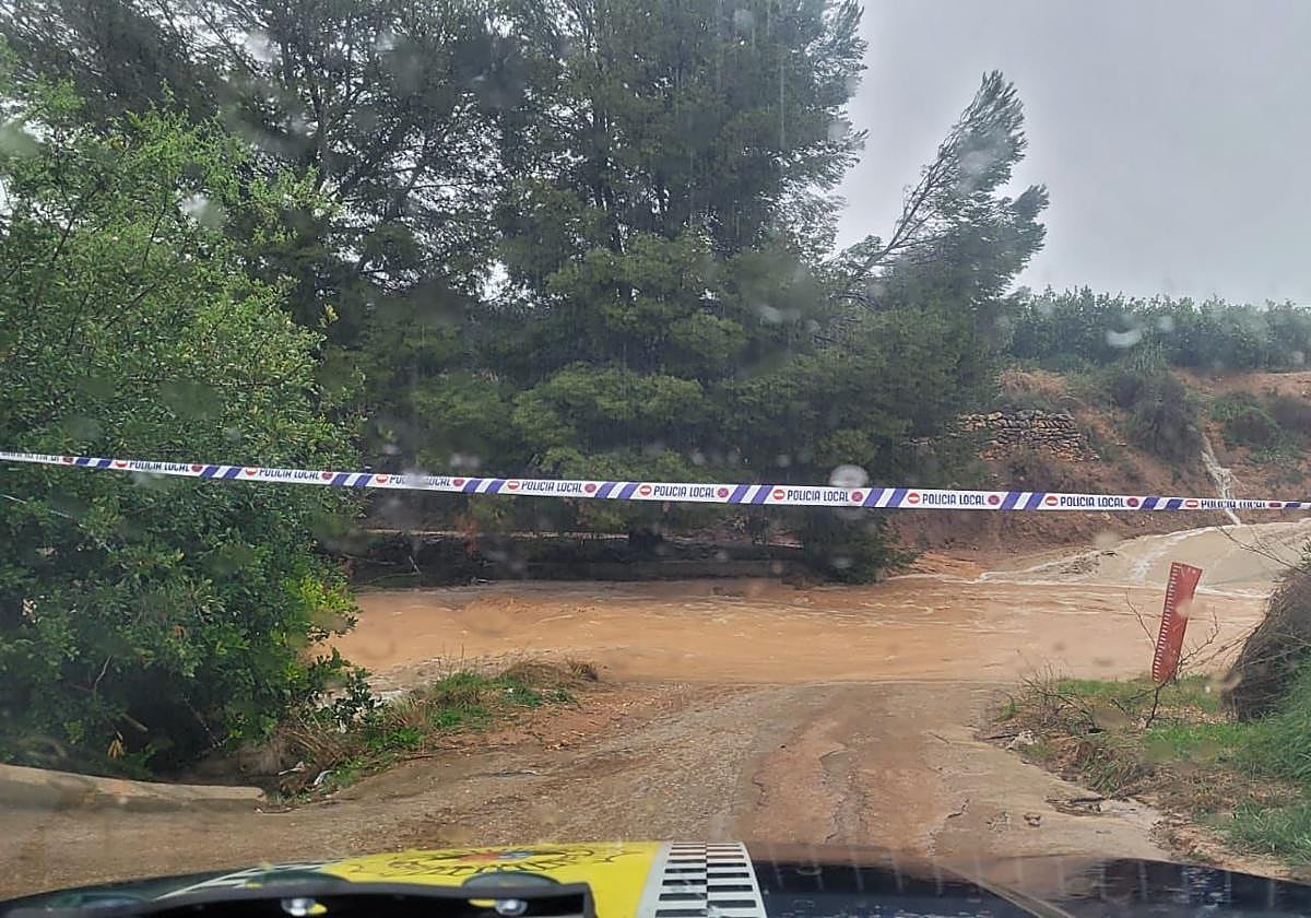 Pedralba corta los accesos a un barranco al subir el nivel del agua ...